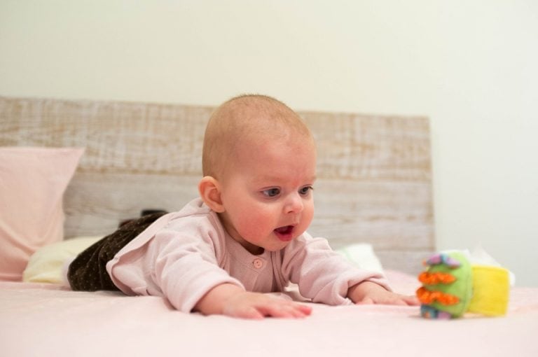 Postura correcta para dormir a un bebé - Colchón Exprés